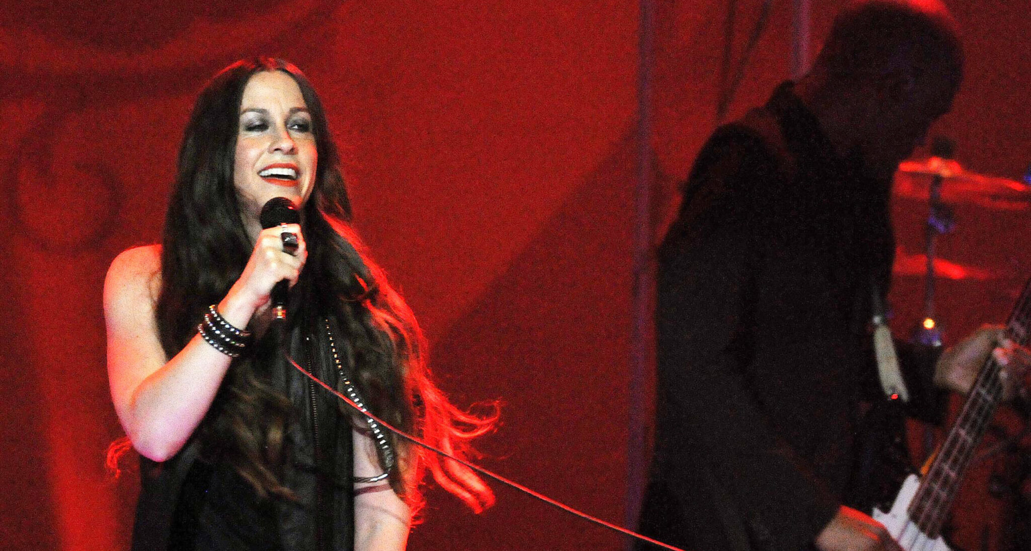 Alanis Morissette's Tour Celebrates 25th Anniversary of 'Jagged Little ...